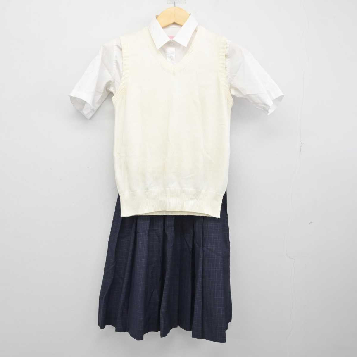 【中古】福岡県 福岡市内中学新標準服 女子制服 3点 シャツ・ニットベスト・スカート Sf047915 中古制服通販パレイド