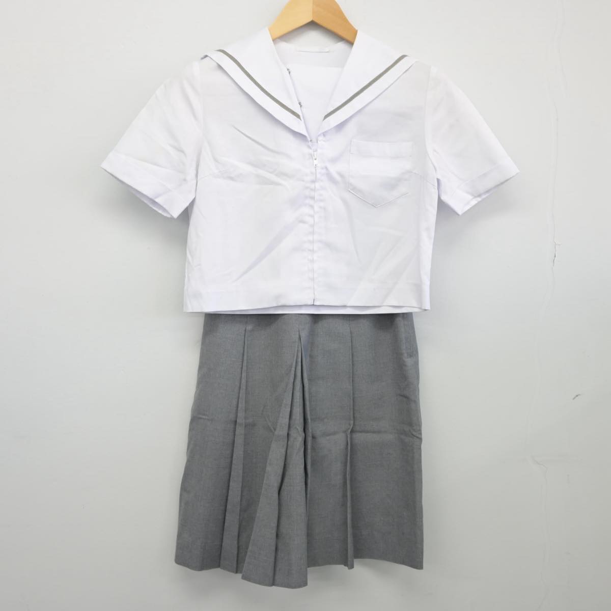 【中古制服】秋田県 秋田大学教育文化学部附属中学校 女子制服 3点（セーラー服・セーラー服・スカート）sf025881【リサイクル学生服
