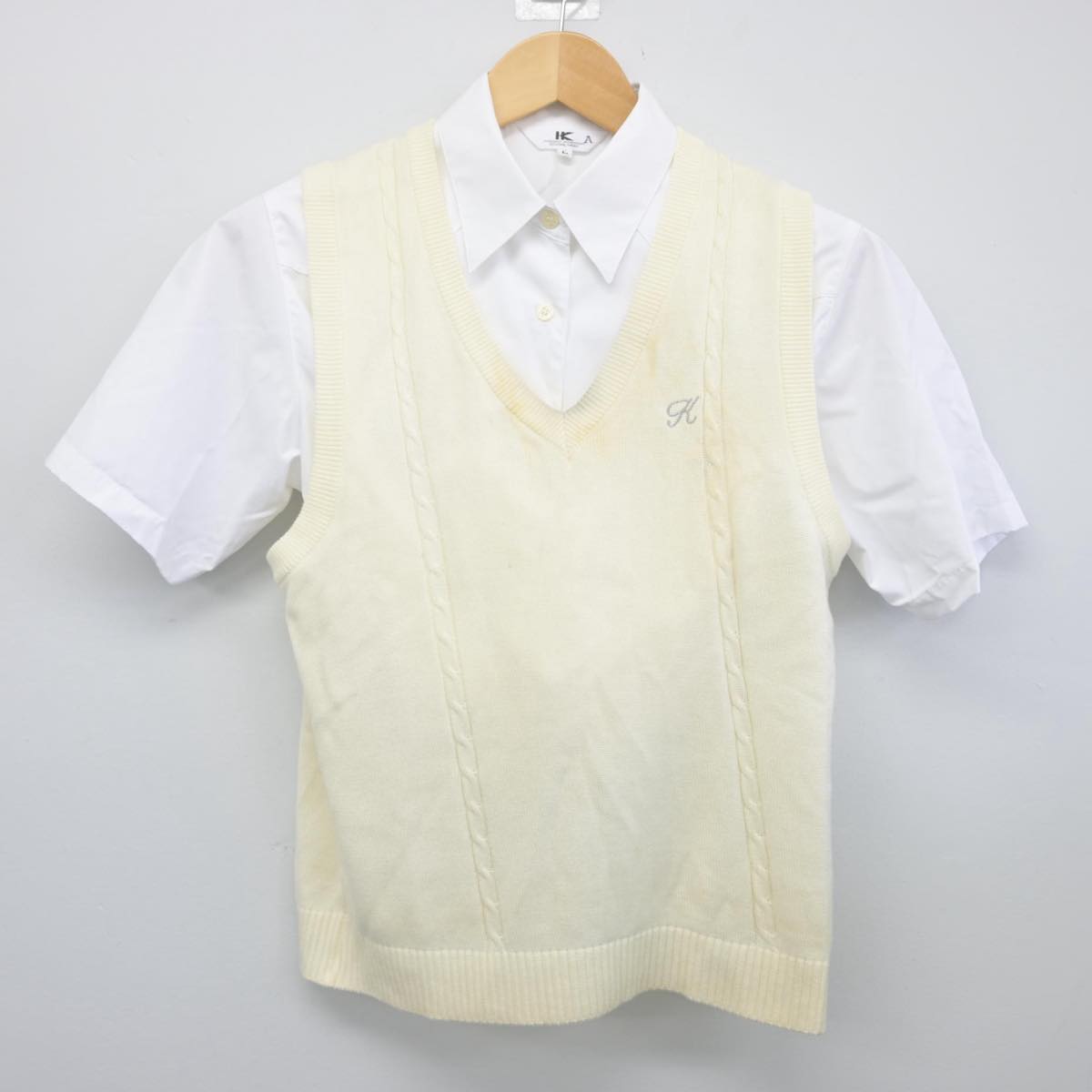 【中古制服】千葉県 国府台学院女子中学校・女子高等学校旧制服 女子制服 2点（ニットベスト・シャツ）sf028322【リサイクル学生服