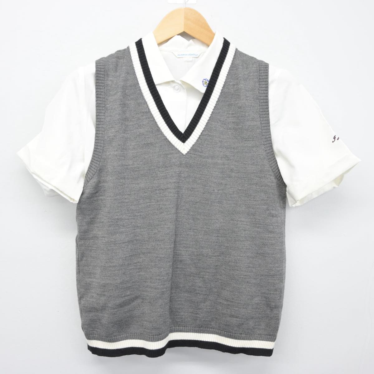 【中古】岩手県 岩手女子高等学校 女子制服 3点（シャツ・ニットベスト）sf029463 中古制服通販パレイド