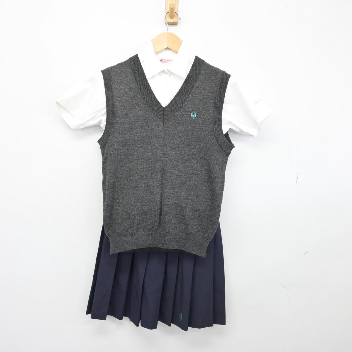 【中古】大阪府 大阪学芸高等学校 女子制服 3点（ニットベスト・シャツ・スカート）sf030729 中古制服通販パレイド