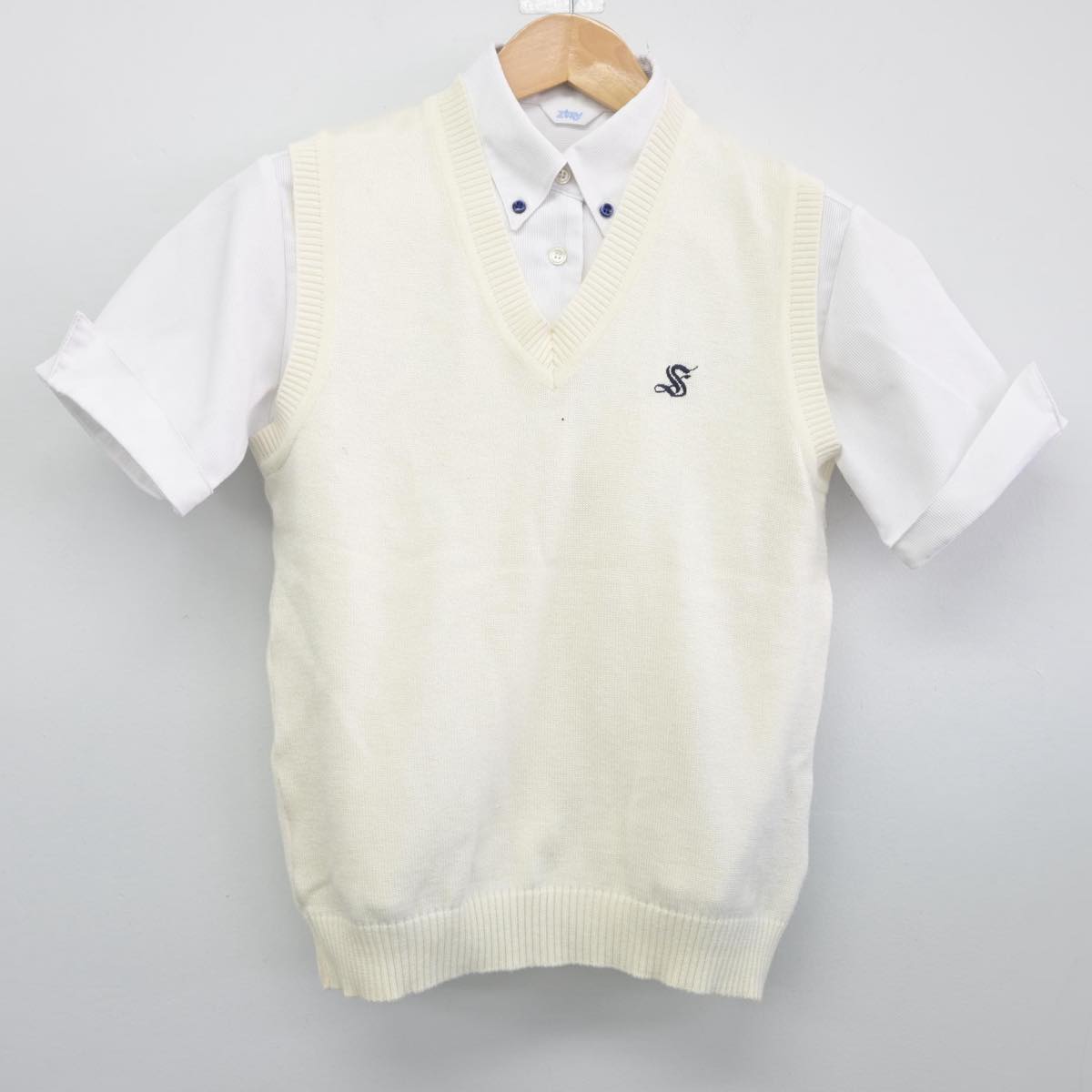 【中古】栃木県 作新学院高等学校 女子制服 2点（ニットベスト・シャツ）sf031012 中古制服通販パレイド