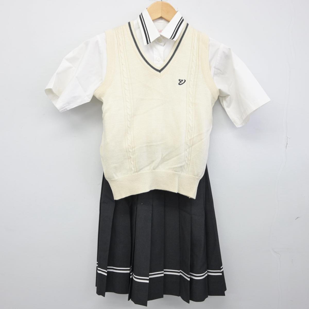 【中古】広島県 銀河学院中・高等学校 女子制服 4点（ニットベスト・シャツ・スカート）sf032103 中古制服通販パレイド