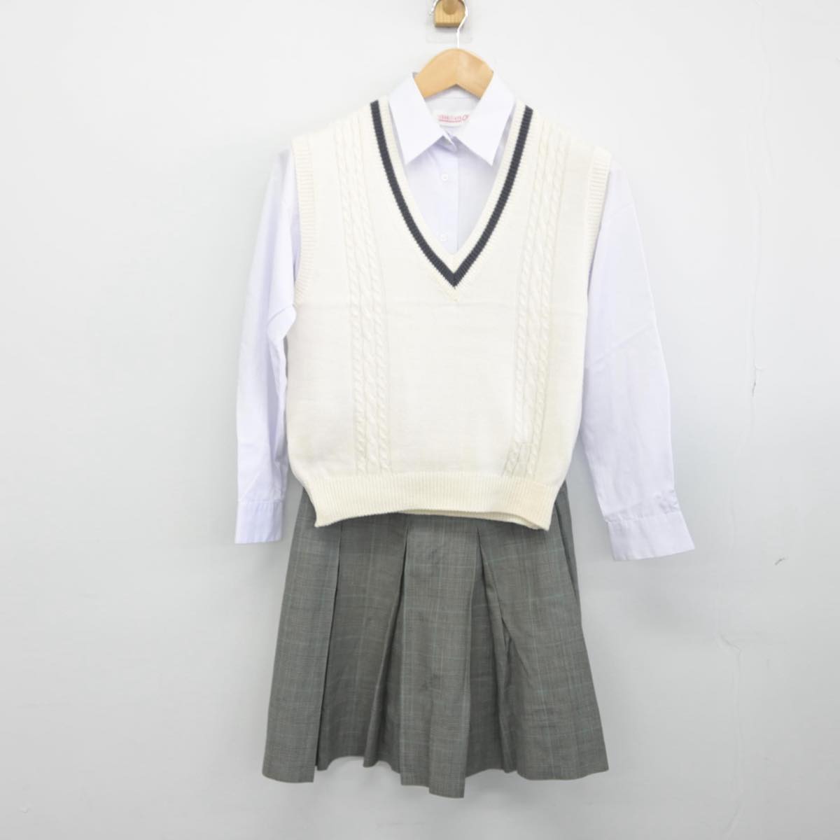 【中古】兵庫県 尼崎稲園高等学校旧モデル 女子制服 3点（シャツ・ニットベスト・スカート）sf032134 中古制服通販パレイド