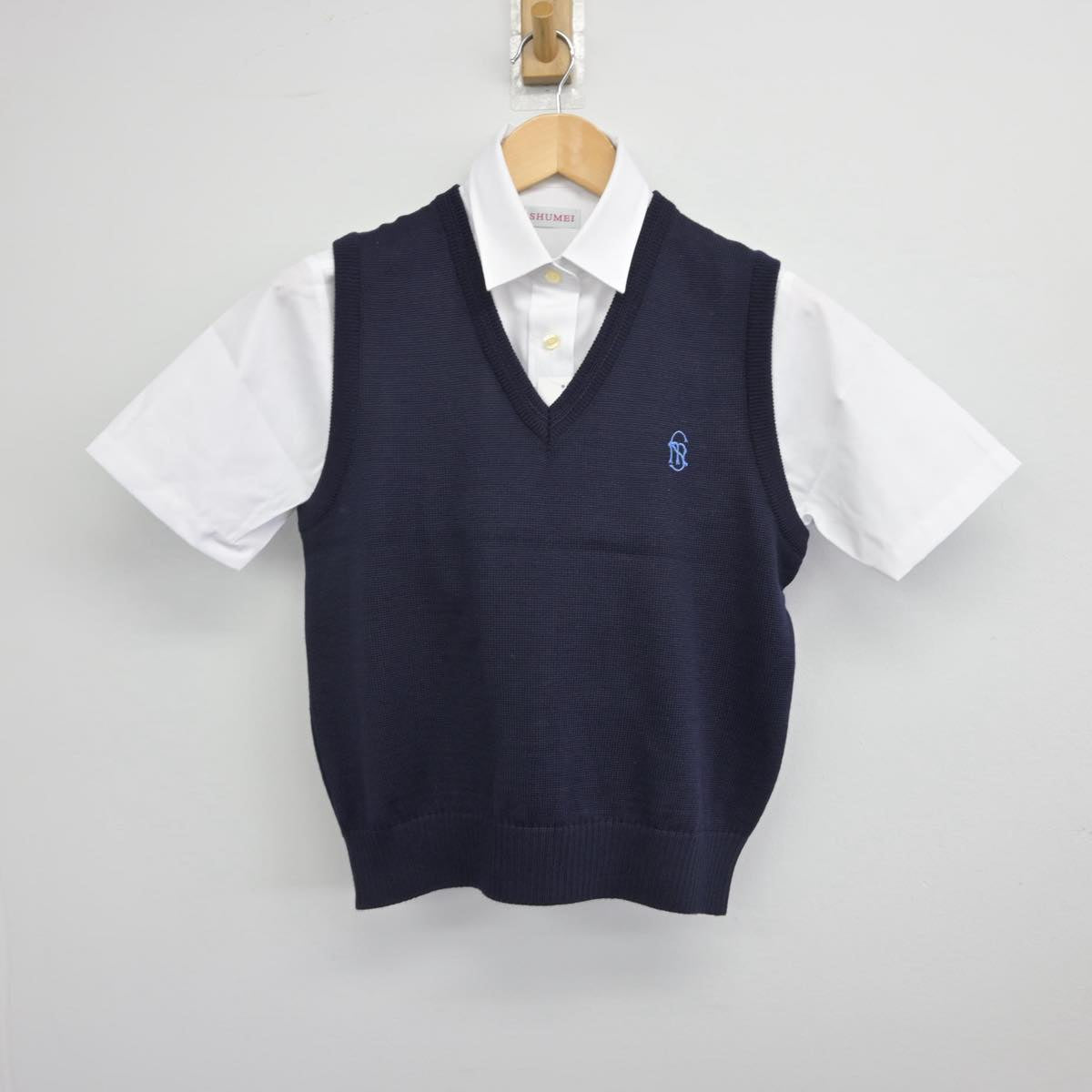 【中古】千葉県 秀明八千代高等学校 女子制服 2点（シャツ・ニットベスト）sf032336 中古制服通販パレイド