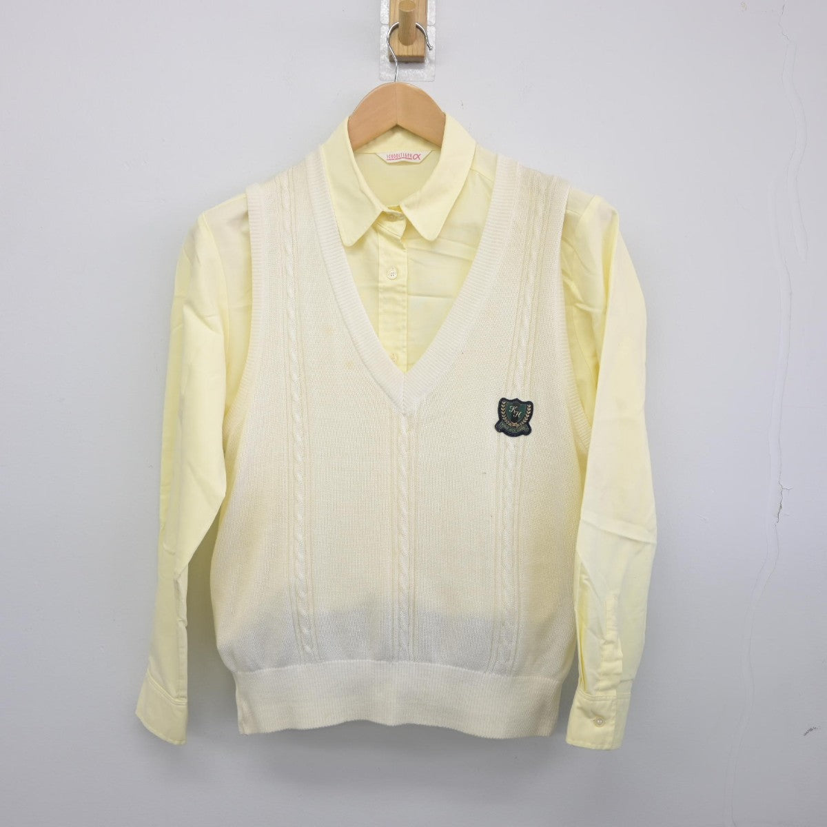 【中古】東京都 錦城高等学校 女子制服 2点（ニットベスト・シャツ）sf034004 中古制服通販パレイド