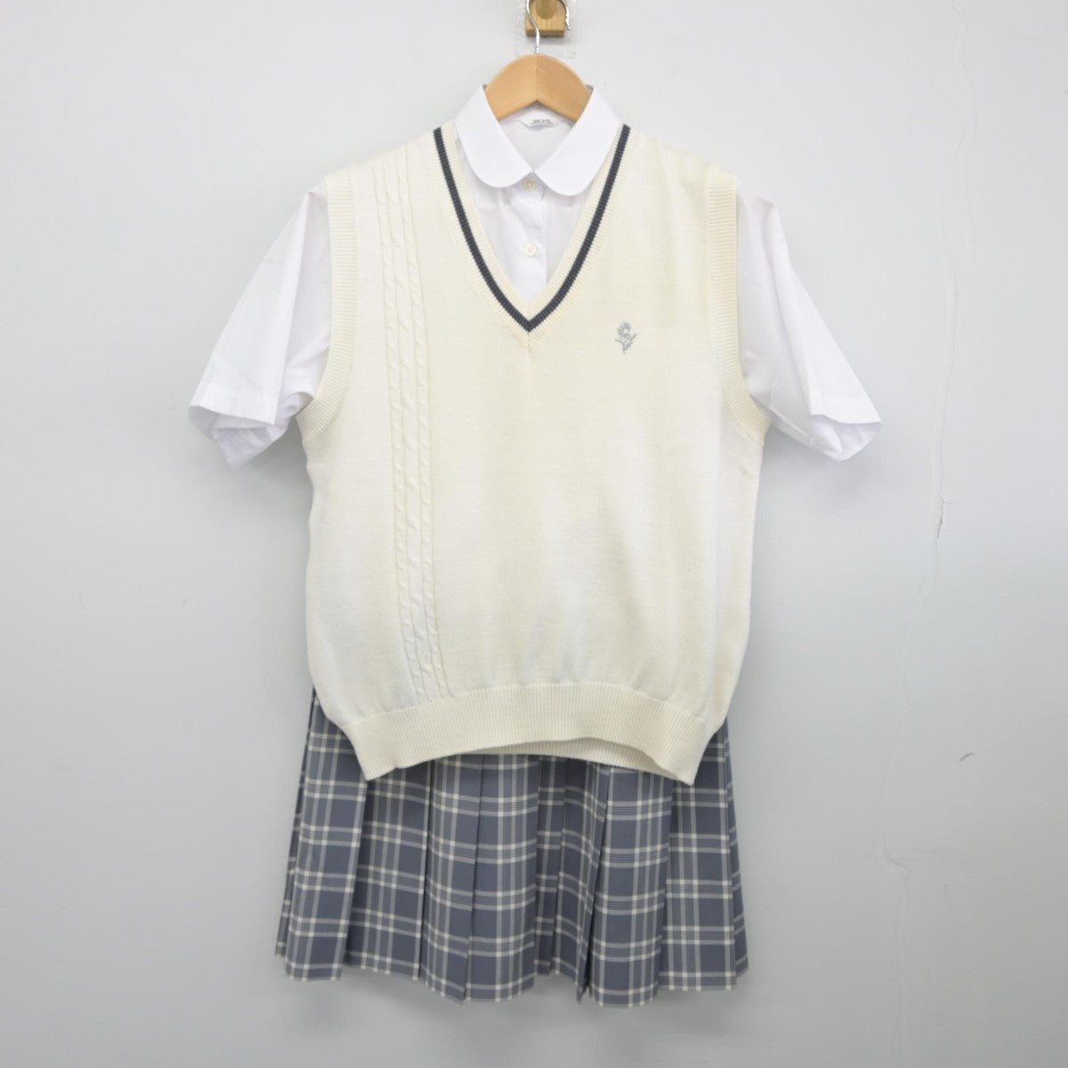 【中古】神奈川県 相模女子大学高等学校 女子制服 4点（ニットベスト・シャツ・スカート）sf034794 中古制服通販パレイド