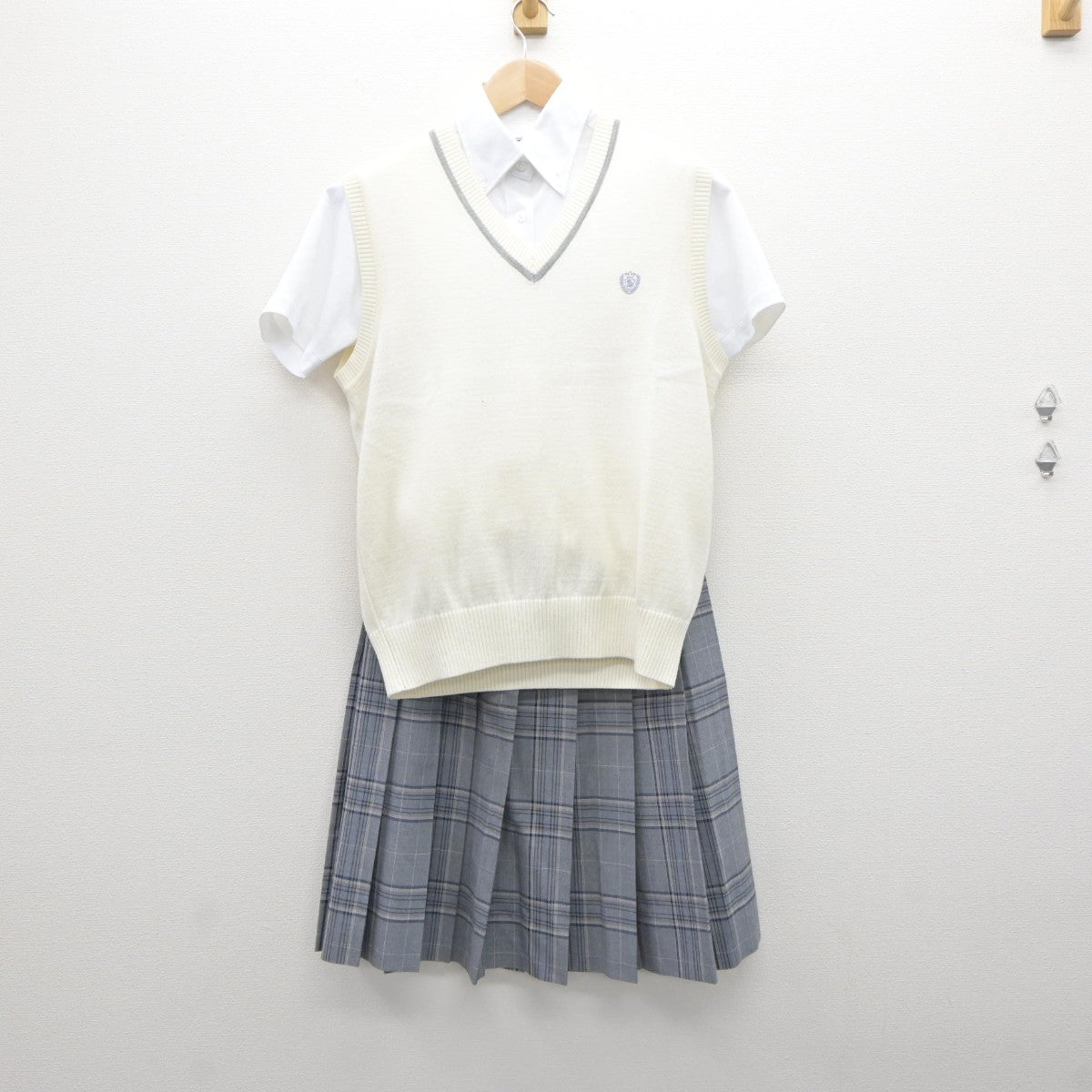 【中古】埼玉県 埼玉栄高等学校 女子制服 3点（シャツ・ニットベスト・スカート）sf035369 中古制服通販パレイド