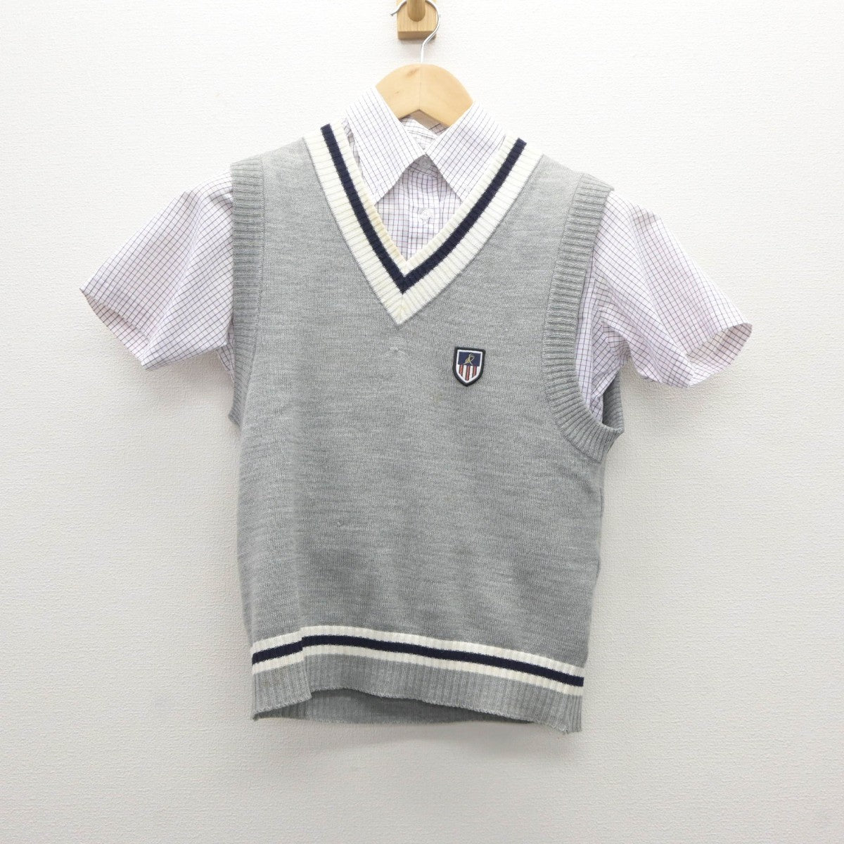 【中古】愛知県 愛知総合工科高等学校 女子制服 2点（シャツ・ニットベスト）sf035376 中古制服通販パレイド