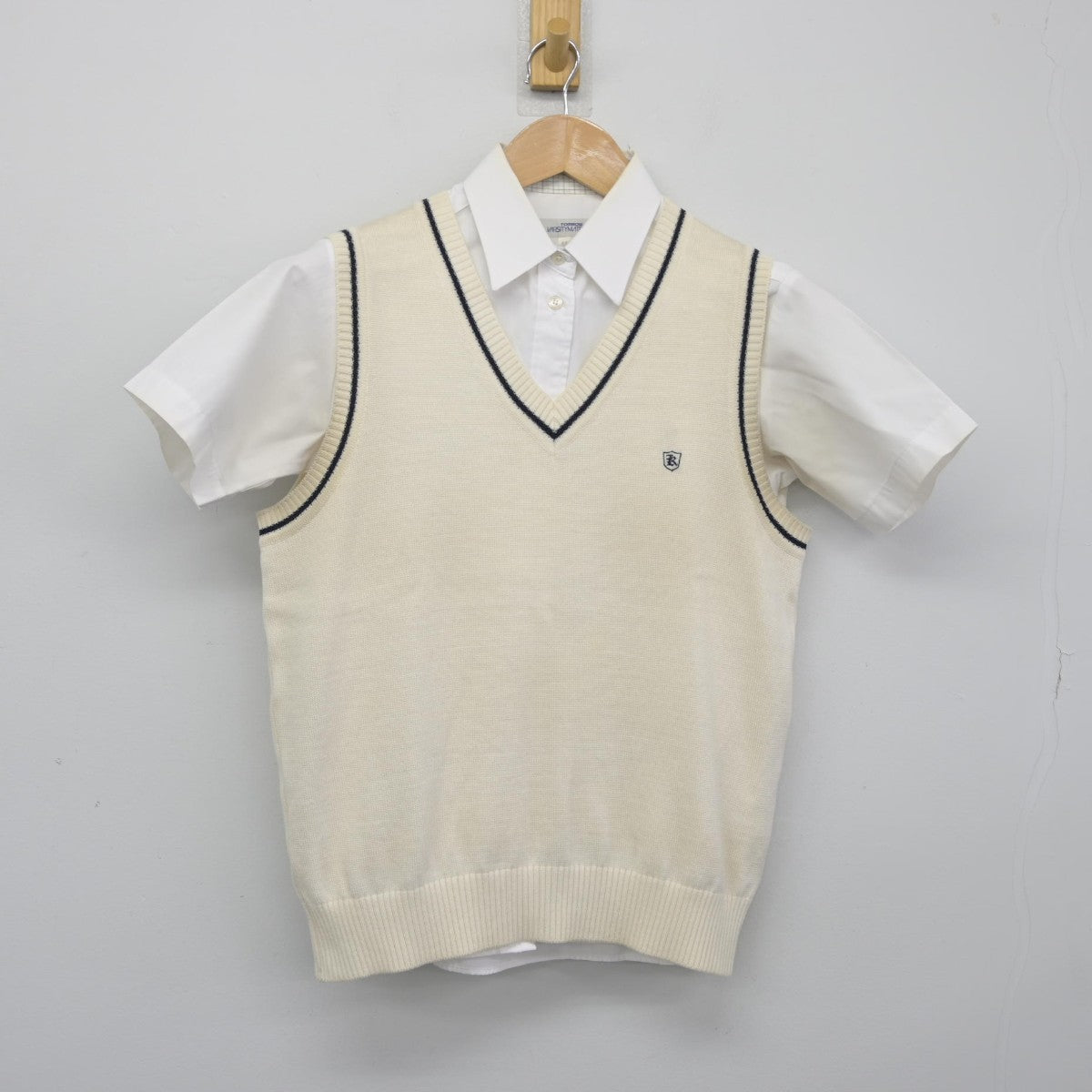 【中古】東京都 工学院大学附属高等学校 女子制服 2点（ニットベスト・シャツ）sf037597 中古制服通販パレイド