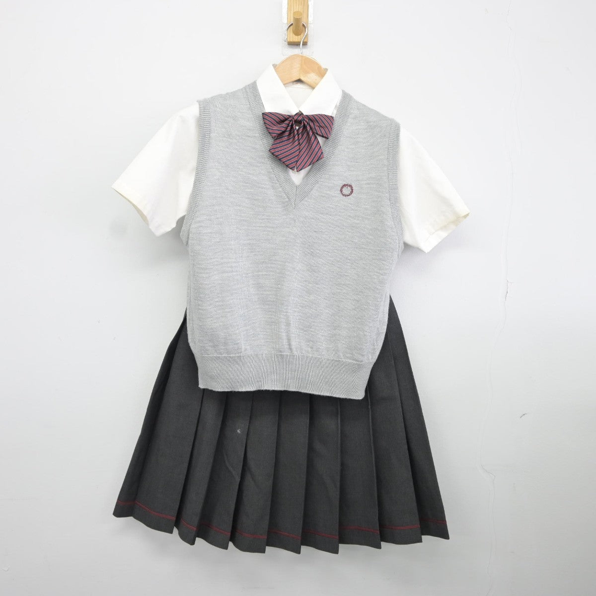 【中古】東京都 桜美林中学校高等学校 女子制服 4点（ニットベスト・シャツ・スカート）sf037853 中古制服通販パレイド