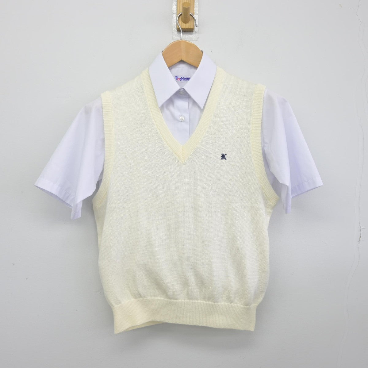 【中古】埼玉県 戸田市立喜沢中学校 女子制服 2点（ニットベスト・シャツ）sf038874 中古制服通販パレイド