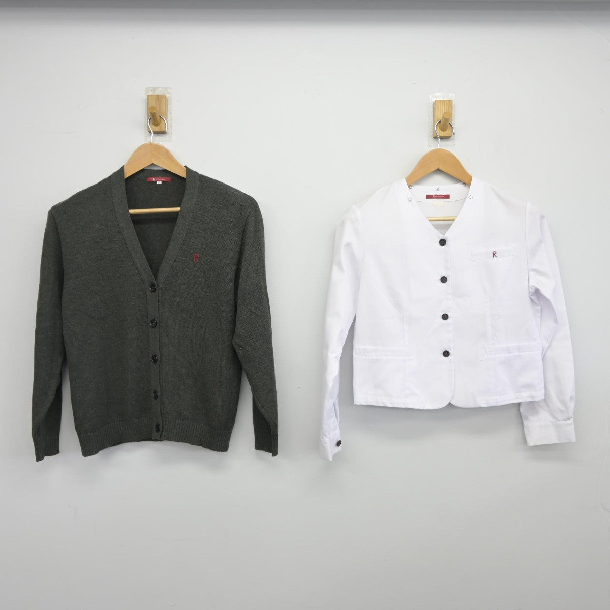 【中古】北海道 立命館慶祥中学校高等学校 女子制服 2点（ニット・シャツ）sf038981 中古制服通販パレイド