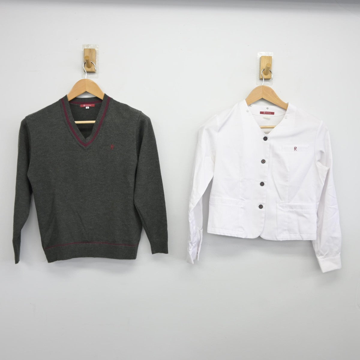 【中古】北海道 立命館慶祥中学校高等学校 女子制服 2点（ニット・シャツ）sf038982 中古制服通販パレイド