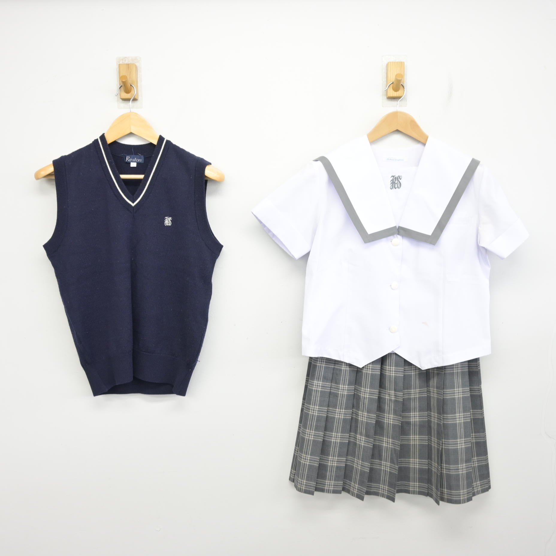 【中古】大阪府 岸和田市立産業高等学校 女子制服 3点 (ニットベスト・セーラー服・スカート) sf095655 | 中古制服通販パレイド